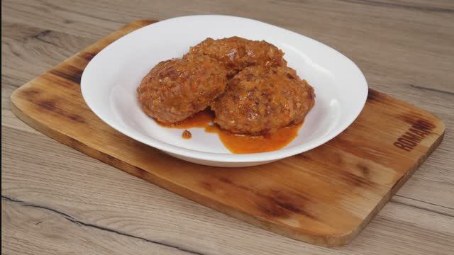 Блюдо из гречки мясное гречаники в ароматном сметанно-томатном соусе