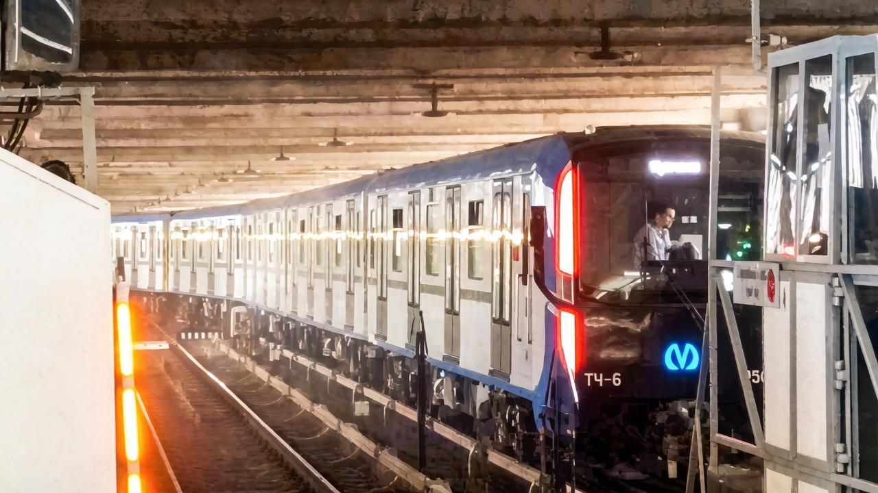 Синий Балтиец заезжает и выезжает из оборотного тупика станции Купчино 🔵