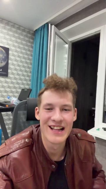 Мачо в кресле😎