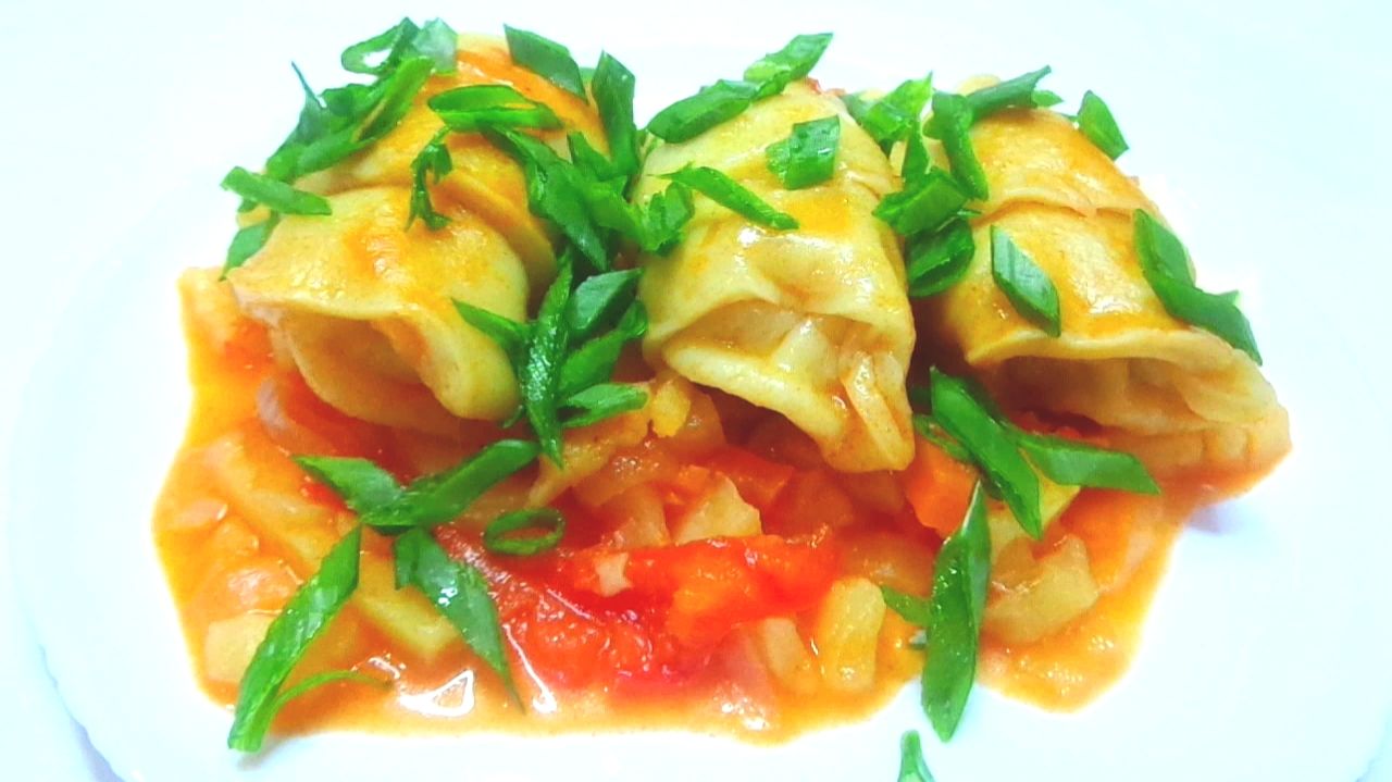 Мясные рулетики с овощами в томатном соусе