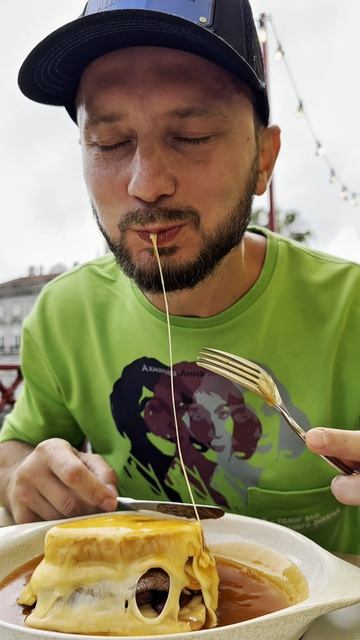 Сыр тянется, сангрия льётся — доброе Португальское утро :) 🇵🇹