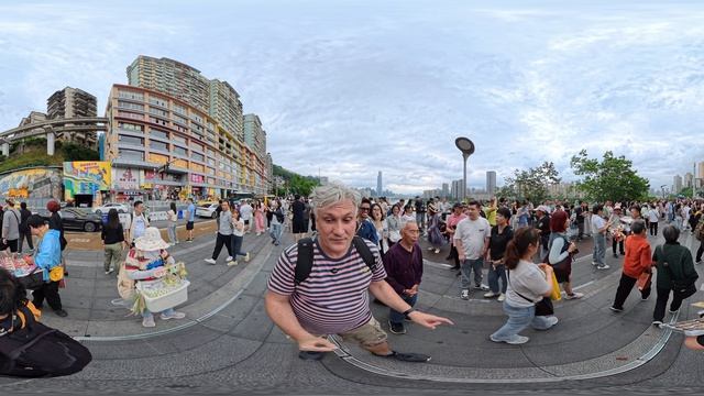 Поезд метро въезжает в дом. Китай 360°