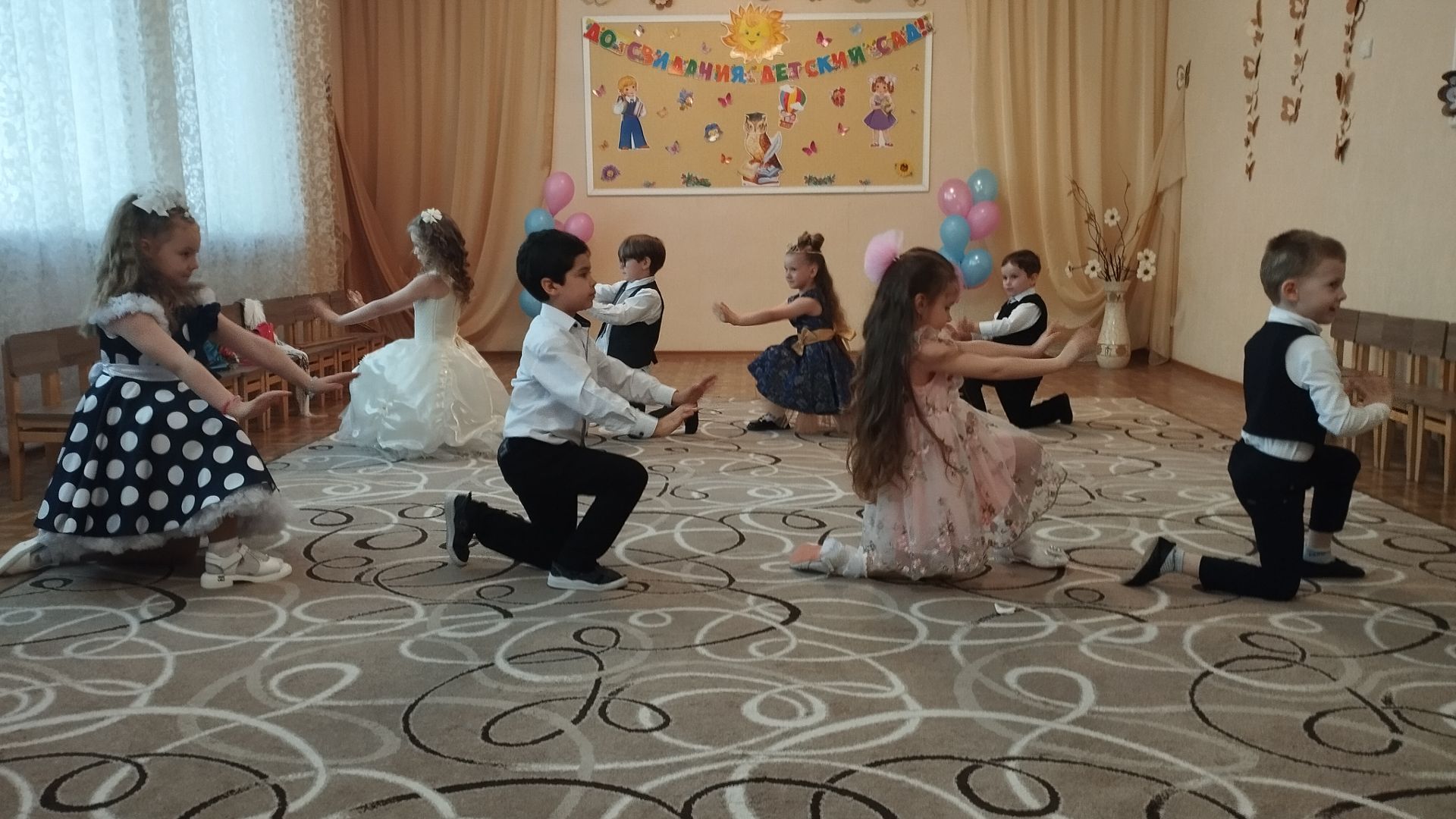 БОЛЬШЕ НЕ МАЛЫШИ!  Танец.