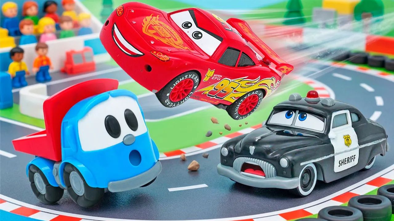 Игрушечные машинки на ферме 🚜 Грузовичок Лева и Молния Маквин | Машинки для детей