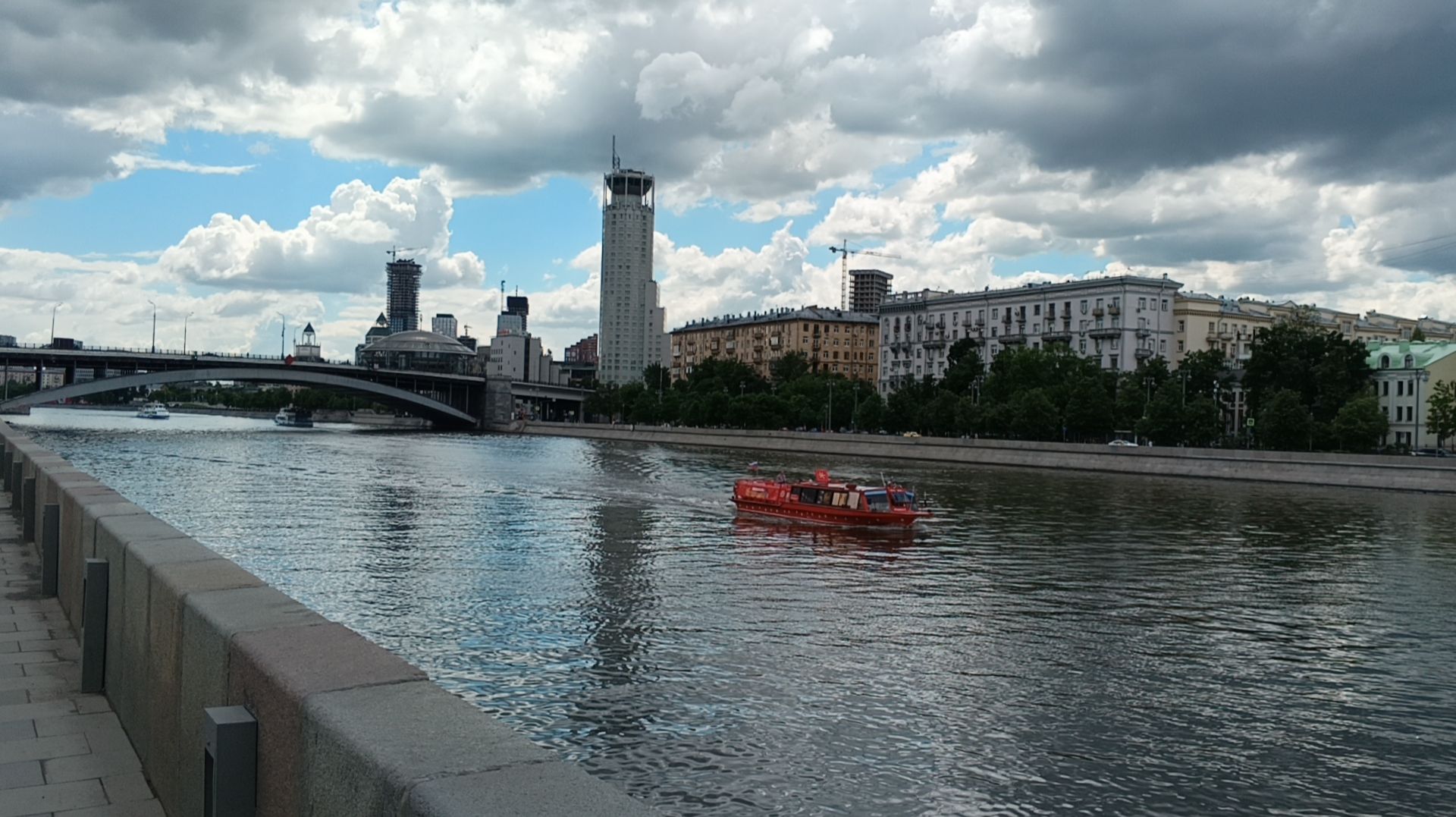 Прогулки по Москве. Гуляю по Гончарной набережной. Болтаю ни о чем