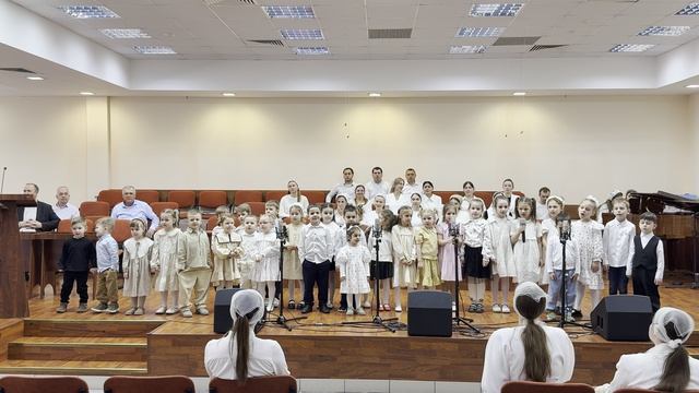 Дети мл.группы - Из кирпичиков возводят дом большой