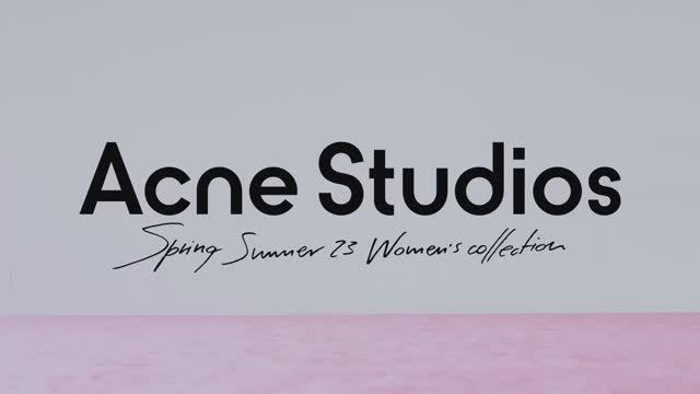 Показ женской коллекции Acne Studios весна-лето 2023