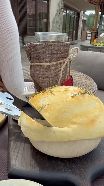 Жаркое из кабана в горшочке — блюдо с ярким охотничьим характером и глубоким насыщенным вкусом.