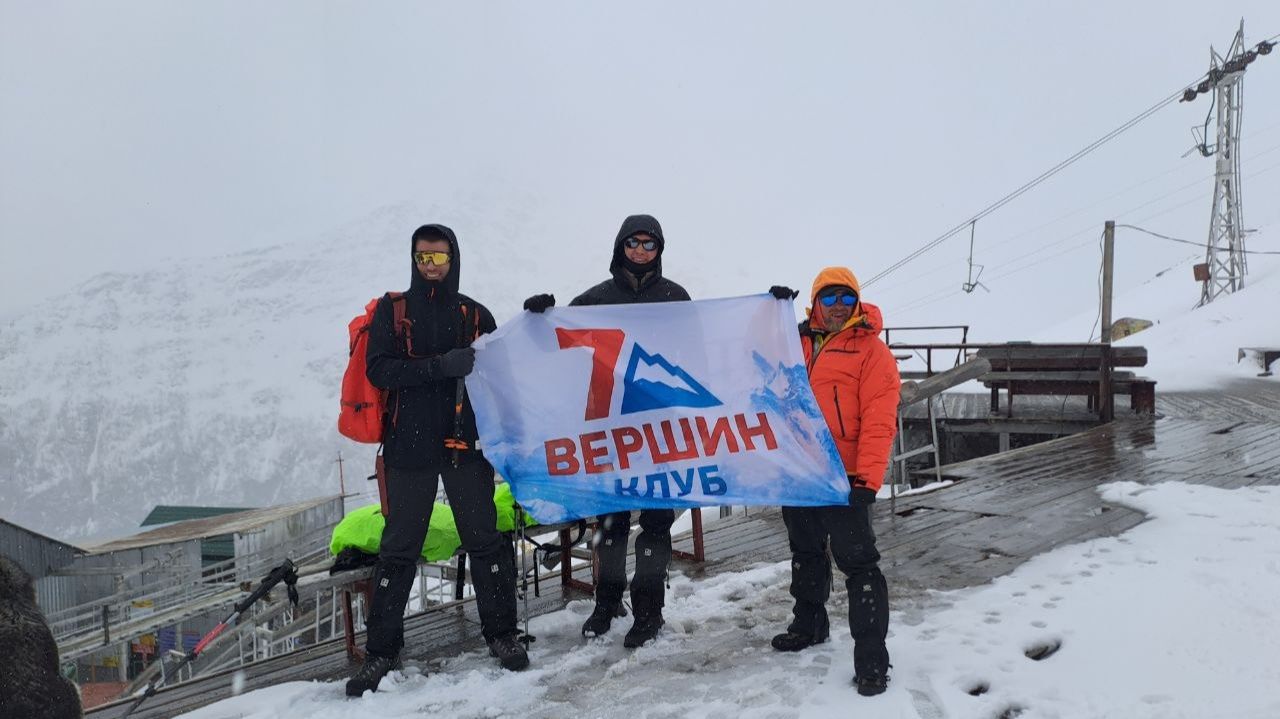 Новая группа Клуба 7 Вершин поднялась по склонам Чегета к кафе «Ай» с гидом Дмитрием Семёновым