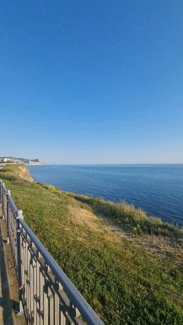 Вид на побережье Черного моря с высокого берега Анапы