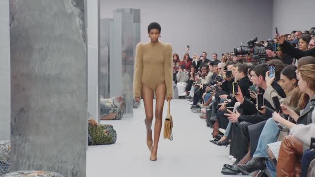Показ женской коллекции Acne Studios осень-зима 2025-2026
