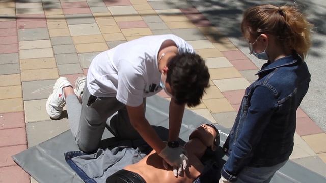 Безопасные каникулы с МЧС России по Севастополю: помощь при сердечном приступе