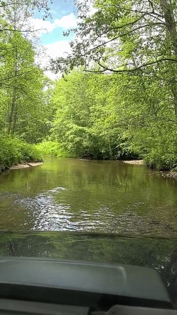 Красивый длинный брод через реку Каменка