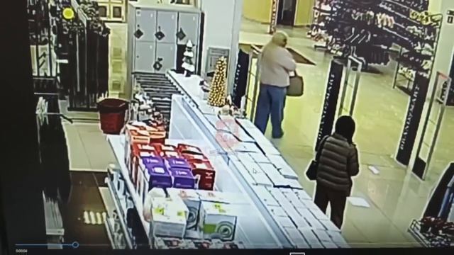В Севастополе сотрудники полиции задержали местную жительницу за кражи из магазина