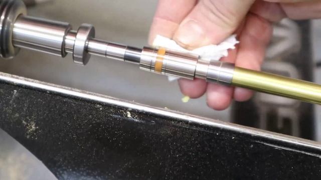 Защелкивающийся и гремящий заусенец