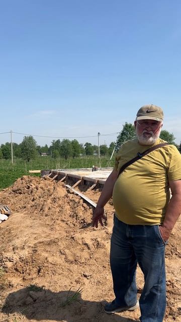 Рядом с фундаментной плитой закручены сваи. Зачем? Под террасу плиту не надо #стройка #баня #дом