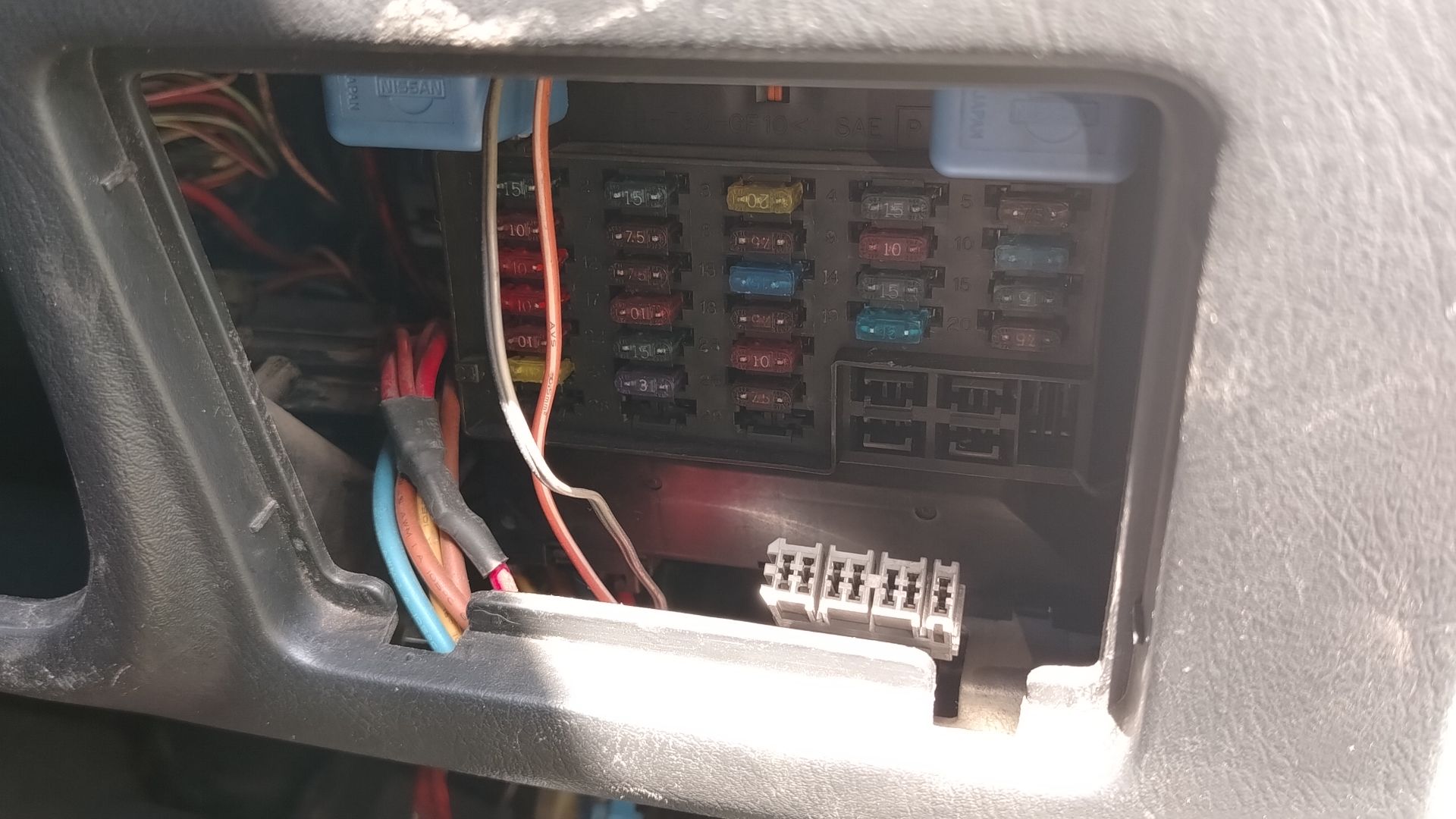 Где находится предохранитель прикуривателя Nissan Bluebird u14