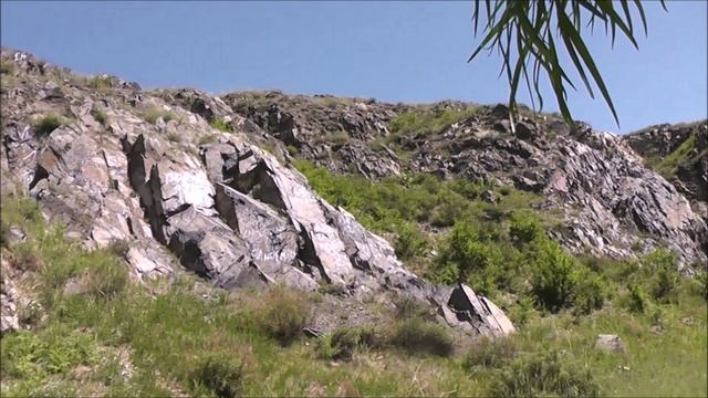Поход к подножью скал Сухотино.