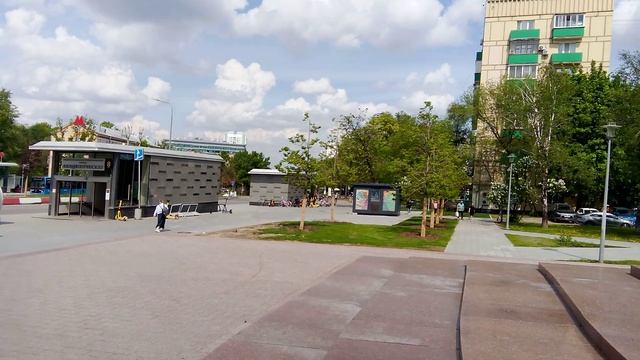 Большой китайский памятник императору Хо ши мину в Москве на станции метро академическая.