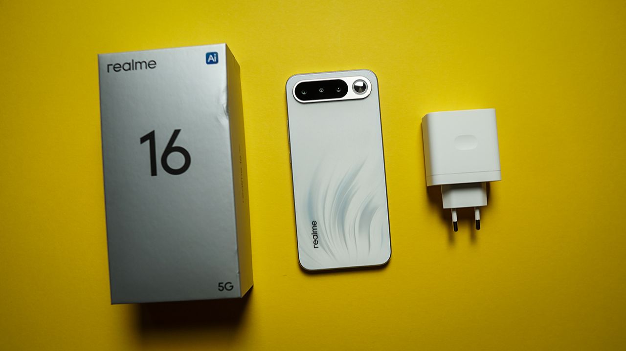 И зачем тут зеркало? Обзор и опыт использования Realme 16 5G