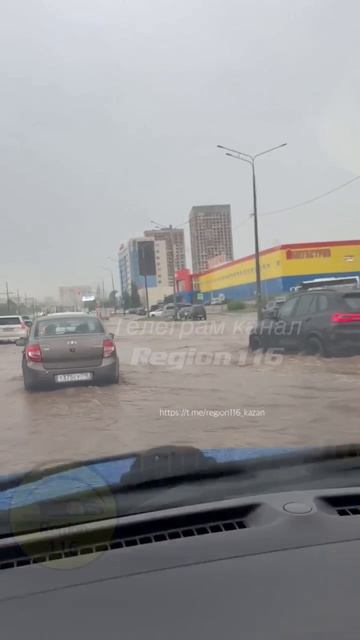 Плывущие авто после ливня в Казани