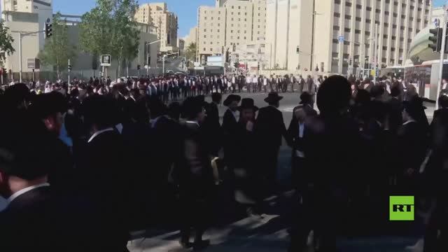 يهود متشددون يرقصون ضمن دائرة احتجاجا على التجنيد الإلزامي واعتقال حريديم متهربين من الخدمة