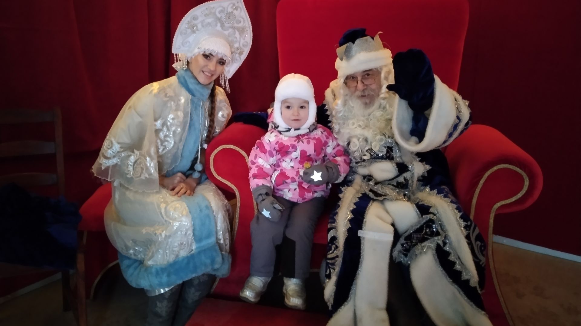 Арина с родителями на Рождественских гуляниях города Санкт-Петербурга