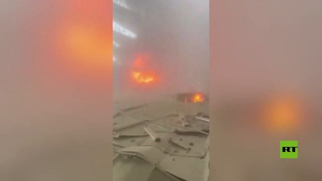 شاهد.. حريق وأضرار جسيمة في إحدى صالات مطار الكويت بعد هجوم إيراني