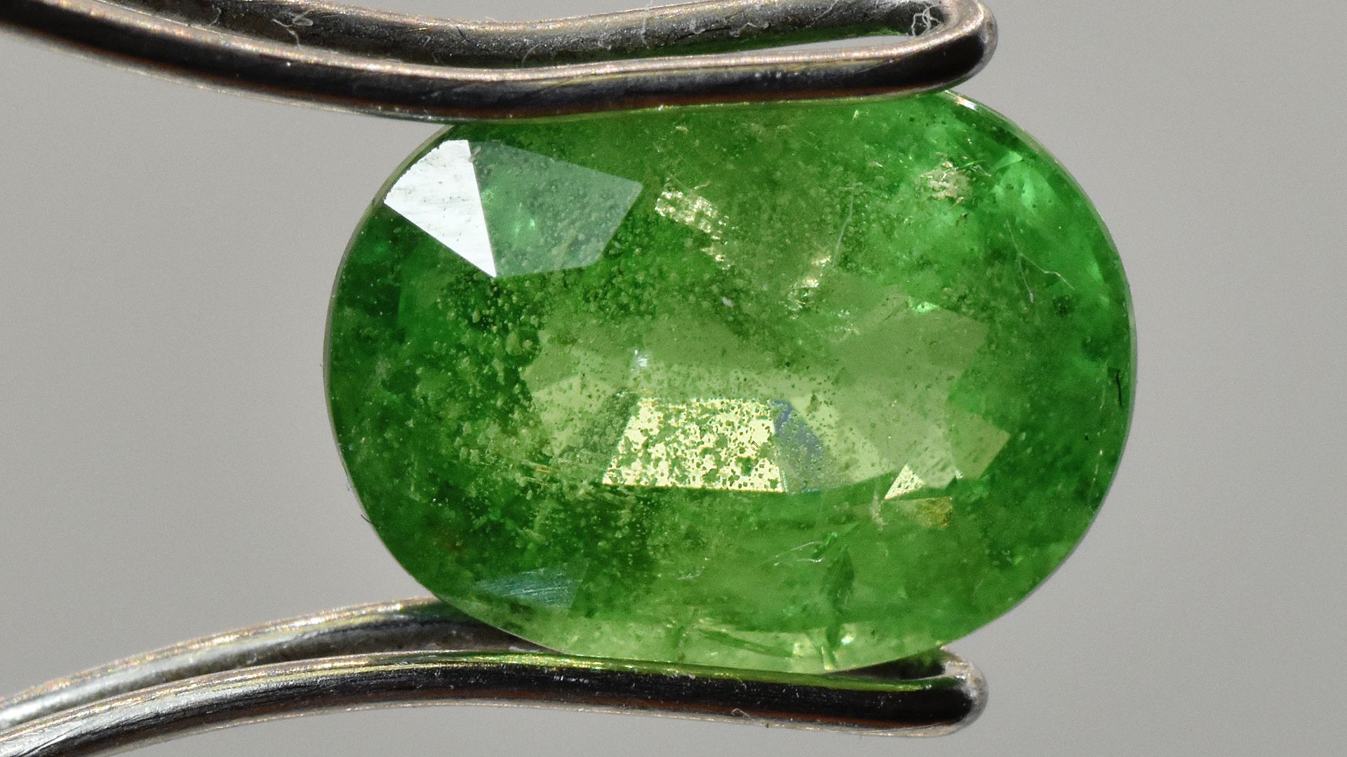 Гранат Цаворит 2.10 ct. овал (Танзания)