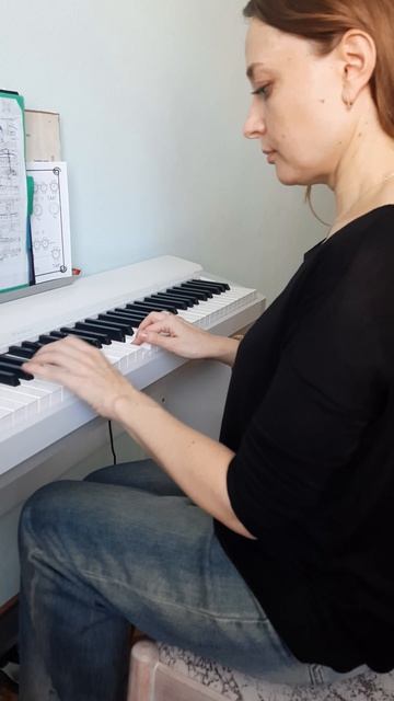 Ученица Елена играет под минусовку