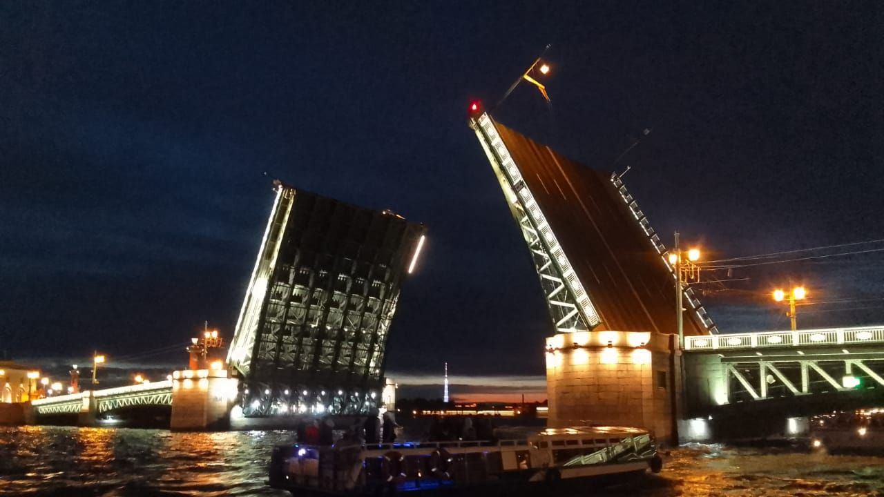 03 июня 2026 года Санкт-Петербург. Разводят мосты