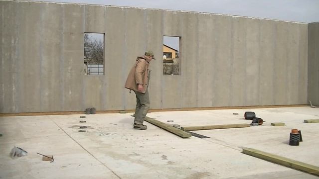 Строительство дома. Монтаж стартовой доски внутренних несущих стен.