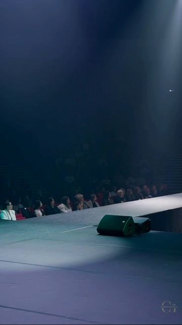 Уникальный образ Виолетты покорил подиум . Розовое платье , улыбка ,воздушный поцелуй .
