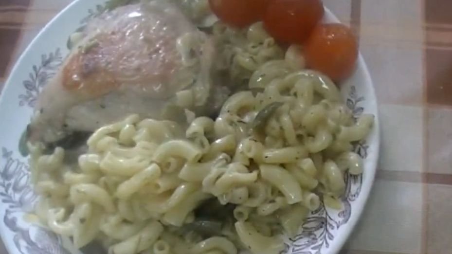 Макароны с курицей и спаржевой фасолью на сковороде. Быстрый ужин