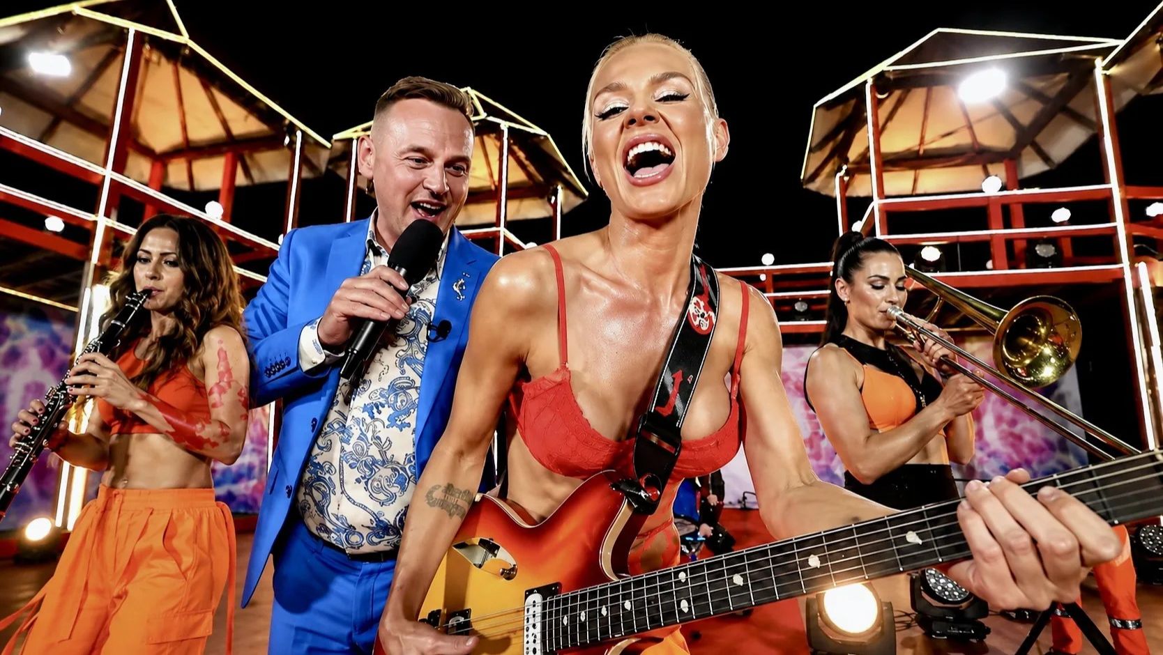 Степан Меньщиков иммерсивное шоу "Королева красоты" песня Rock & Roll