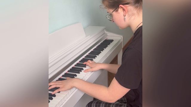Ученица Елизавета играет Лунную Сонату Бетховена