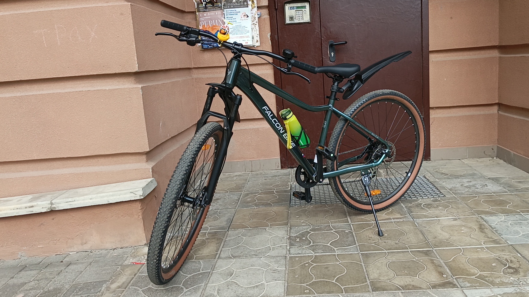 По менял подставку под бутылку и повесил уточку на руль на велосипед FALCON BIKE.