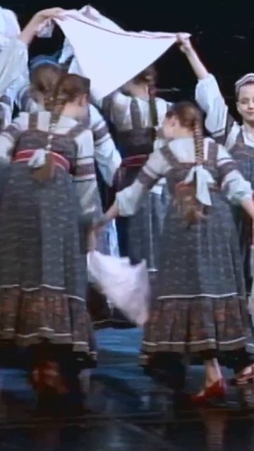 «Закрутасы с платочками» — сложные перестроения 🎭