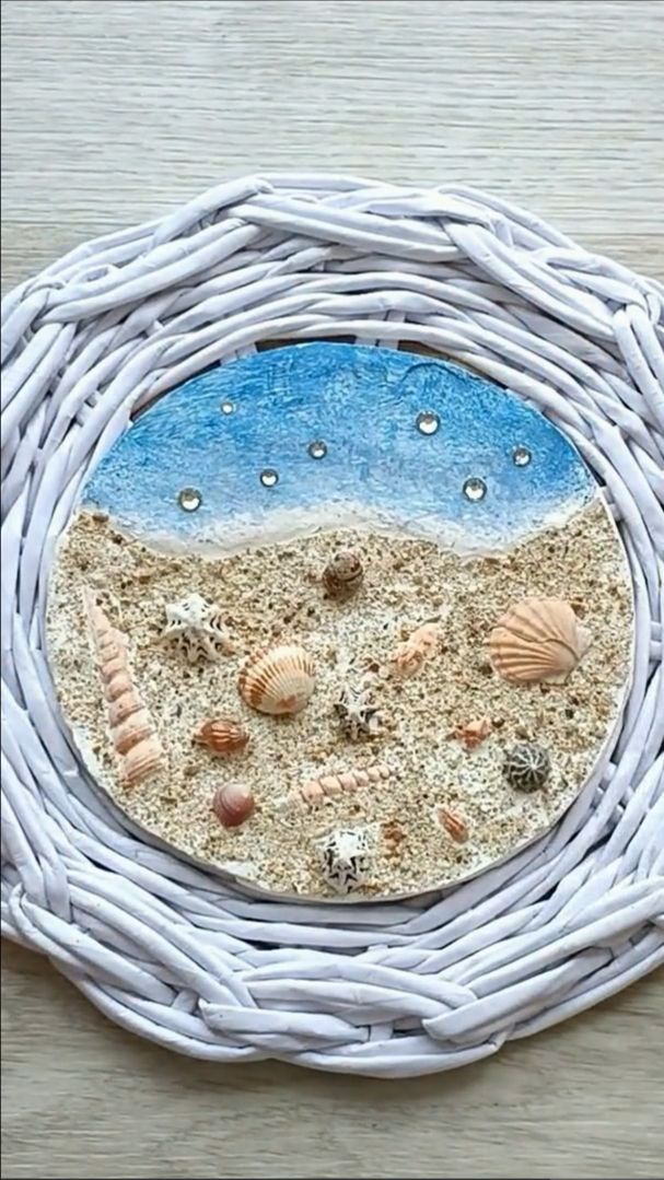 Декор из гипса. Синее море и желтый песок с морскими раковинами