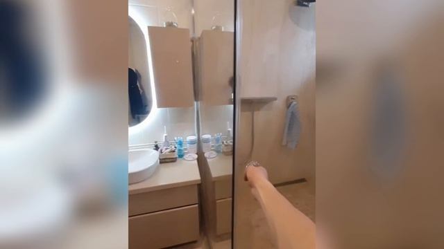 Стеклянная душевая с раздвижной дверью