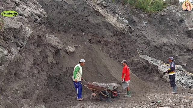 Строительство, шахтёры добывают песок в карьере