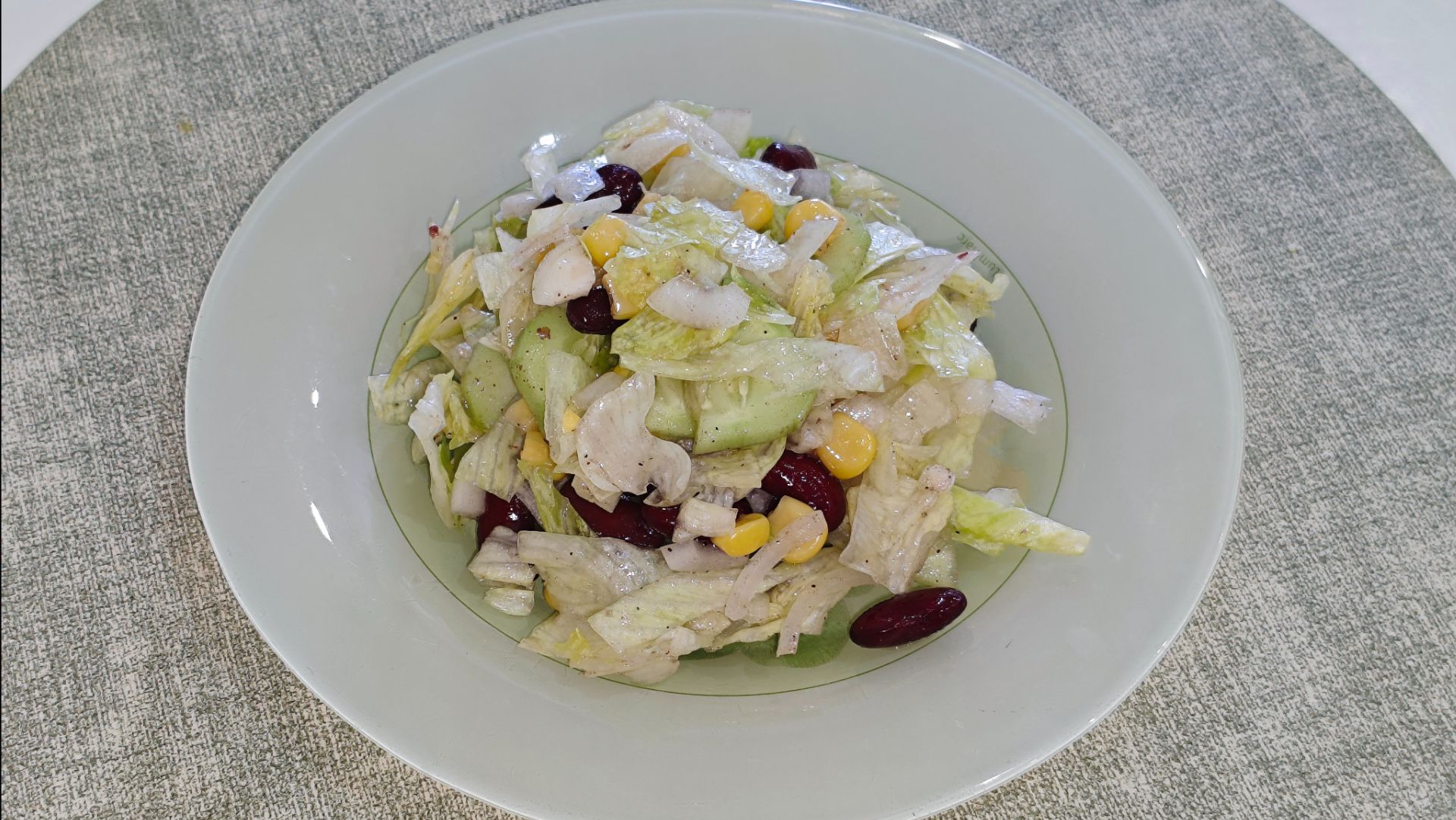 Хрустящий Айсберг с фасолью и кукурузой: салат за 5 минут!