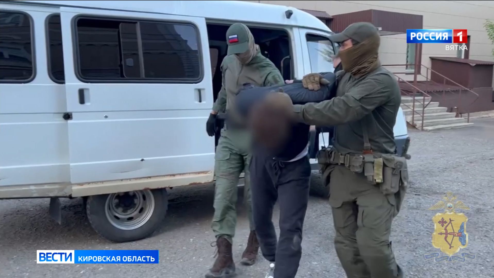 В Кирове задержали мужчину, разгромившего топором несколько видеокамер и машин на парковке