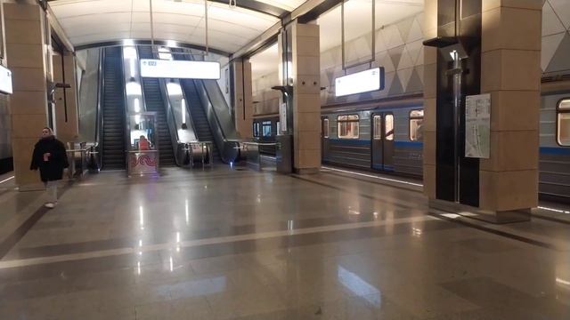 Станция метро Селигерская интерьер, поезда, пассажиры Москва, Светло-зелёная Линия Фрагмент 27