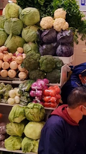 Центральный рынок Кито богат фруктами и овощами, Эквадор