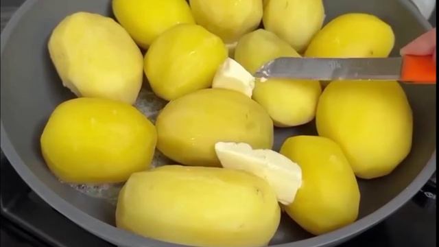 Золотистая картошка с чесноком  Мягкая внутри, хрустящая снаружи