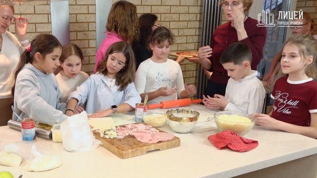 На кухне с директором. Выпуск 15. Пицца, капкейки и фруктовый салат.