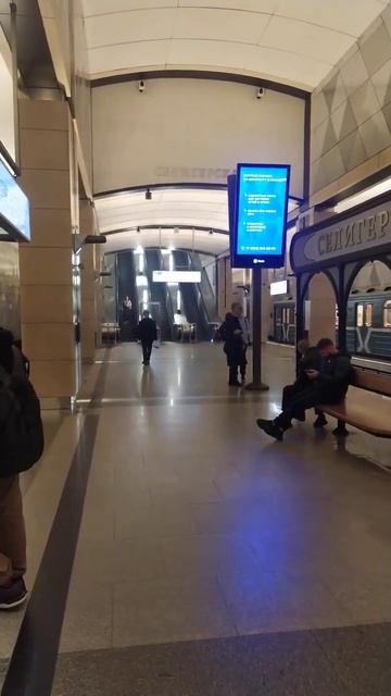 Станция метро Селигерская интерьер, поезда, пассажиры Москва, Светло-зелёная Линия Фрагмент 9