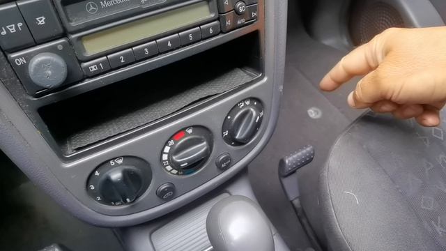 Где находятся аккумулятор и блок предохранителей у Мерседес А 160