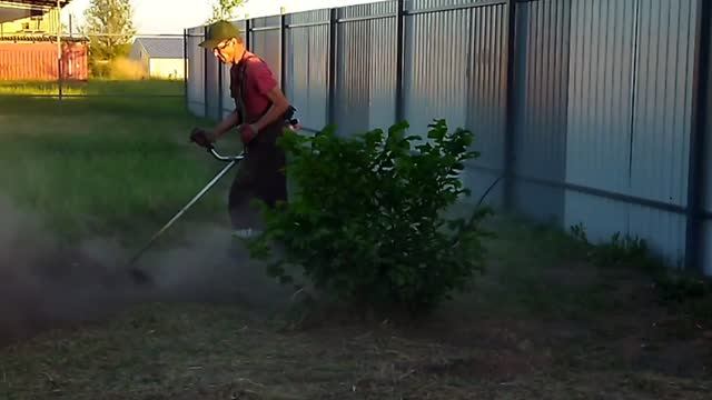 Бензотример МастерТриммер MASTER ВТ‑556: 3000 Вт мощи  стрижет под бритву.